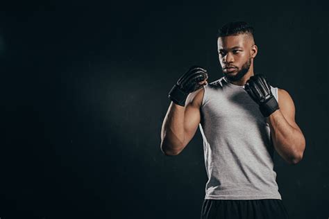 심각한 근육 젊은 아프리카계 미국인 운동가 교육 장갑에 블랙에 고립 건강한 생활방식에 대한 스톡 사진 및 기타 이미지 건강한 생활방식 권투 선수 권투 스포츠 Istock
