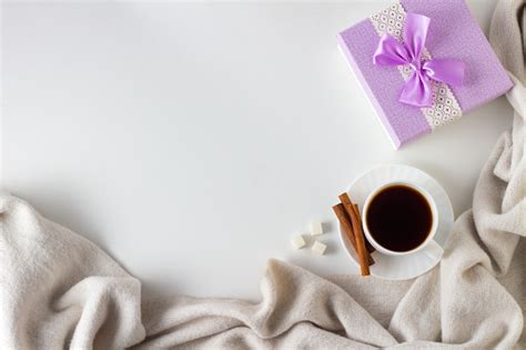 커피 한 잔 계피 설탕 스카프 흰색 배경에 선물 상자 공간을 복사합니다 플랫 레이 상단 보기 0명에 대한 스톡 사진 및 기타 이미지 Istock