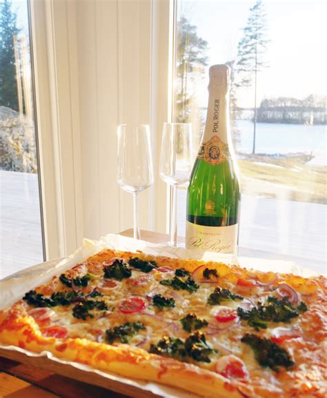 Vegetarisk Pizza Bianco På 15 Minuter Toppad Med Grönkål Mozzarella Och Färsk Vitlök