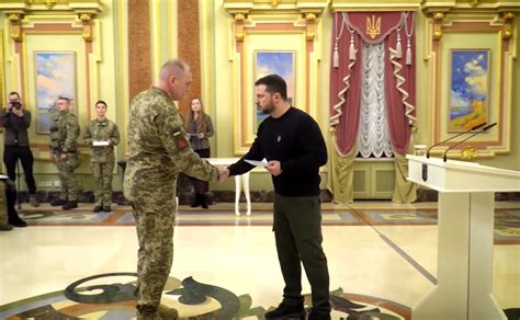 Президент вручив сертифікати на квартири Героям України Вечірній Київ