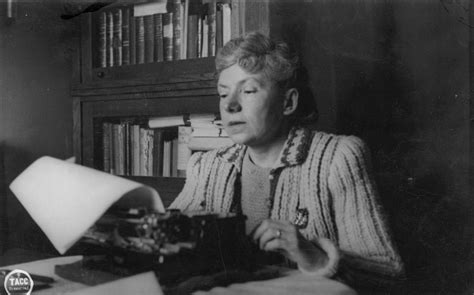 Поэтесса и прозаик В М Инбер пишет поздравительное письмо бойцам и командирам РККА — военное фото