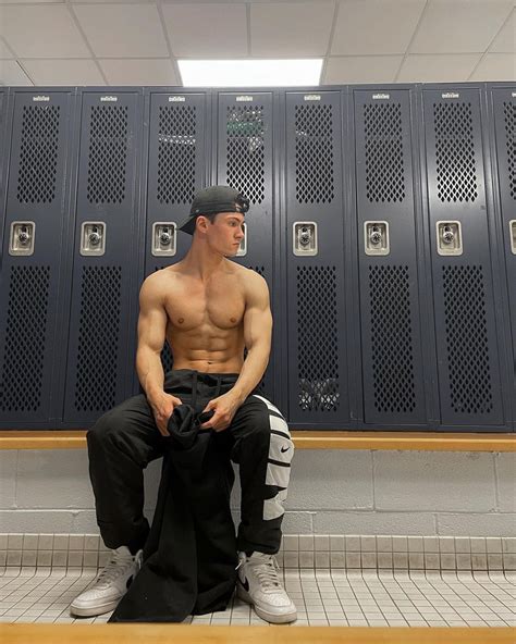 Bulgy : r/menslockerroom