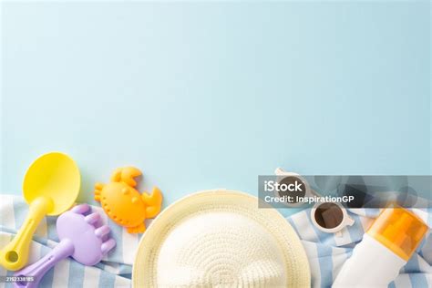 화창한 해변의 날을 위해 하늘색 배경에 펼쳐진 다채로운 어린이용 해변 장난감 선글라스 자외선 차단제 밀짚모자 컬렉션 개인 장식품에 대한 스톡 사진 및 기타 이미지 Istock