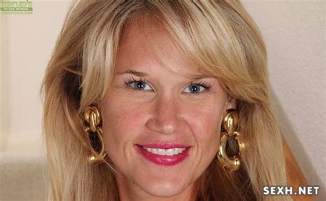 Зрелая бабёнка показывает волосатую киску Pic