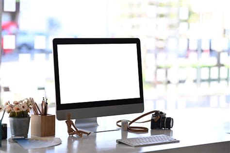 사무실의 창 근처 흰색 테이블에 모형 빈 화면 데스크톱 컴퓨터와 장식 제품 몽타주에 대한 빈 화면 0명에 대한 스톡 사진 및