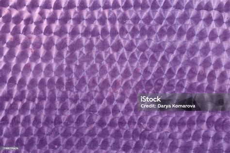 복사할 수 있는 공간이 있는 라일락 색상의 홀로그램 표면입니다 무지개 빛깔의 필름 질감 1980 1989 년에 대한 스톡 사진 및 기타 이미지 1980 1989 년