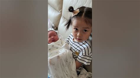 아기가 아기 안아주기 Youtube