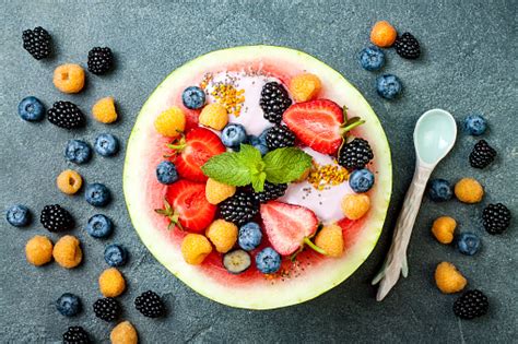 건강 한 여름 아침 식사 개념 조각된 수 박 과일 샐러드 요구르트 Chia의 종자 신선한 딸기 꿀벌 꽃가루와 수 박 그릇 0명에 대한 스톡 사진 및 기타 이미지 Istock