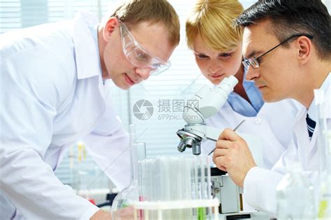 在实验室中进行实验的高清图片下载 正版图片 摄图网