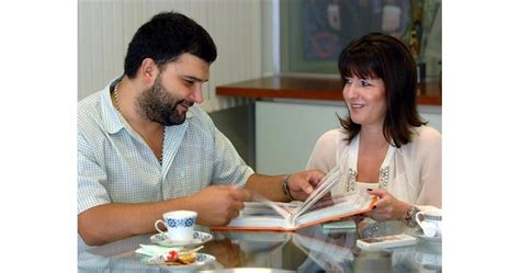 На колене ме молеха баща ми и Жени да влязат в къщата