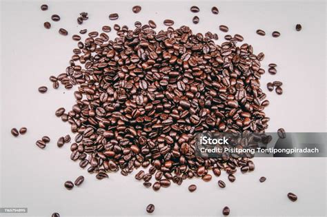 다크 커피 콩 고립 된 빈티지 스타일 갈색 구운 커피 콩 어두운 배경에 씨앗 에스프레소 다크 아로마 블랙 카페인 음료 클로즈업