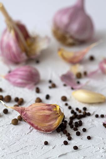 흰 탁자 위에 마늘을 벗기고 껍질을 벗기지 않은 정향 흰색 배경에 마늘과 후추의 정향 건강하고 건강에 좋은 음식 수직 방향 0명에 대한 스톡 사진 및 기타 이미지 Istock