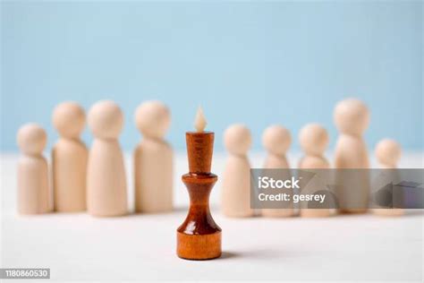 그의 팀과 지도자 직원의 배경에 상사 성공적인 상호 작용의 개념입니다 나무 인물의 배경에 왕 경영자에 대한 스톡 사진 및 기타 이미지 Istock