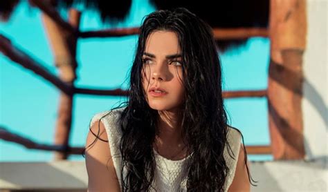 Livia Brito Presume Su Mini Vestido Negro En Sesión De Fotos
