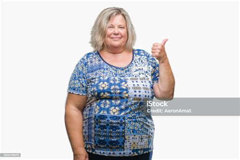 시 니 어 플러스 사이즈 이상의 백인 여자 절연 배경 생기고 엄지 측면 가리키는 행복 한 얼굴로 웃 고 중장년에 대한 스톡 사진 및 기타 이미지 Istock