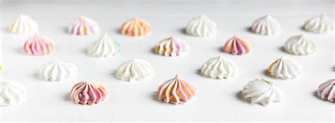 흰색 나무 배경에 머 랭과 패턴입니다 흰색 바탕에 여러 가지 빛깔된 머 랭입니다 제과 배너 카페 달콤한가 게에 대 한 기준 머 랭 배너 0명에 대한 스톡 사진 및 기타