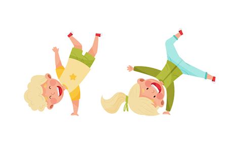 웃는 아이들은 즐겁게 점프 세트 활기찬 소년과 소녀 에 모션 만화 벡터 일러스트 교육에 대한 스톡 벡터 아트 및 기타 이미지