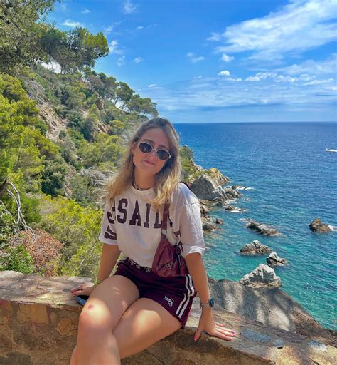 Emma Robins Emmarobinss • Instagram Photos And Videos