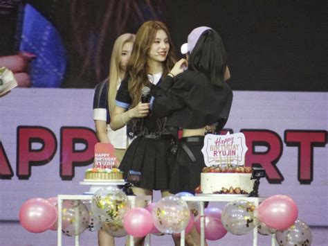 [photos] Itzy At Their Bench Fan Meeting In Manila Allkpop