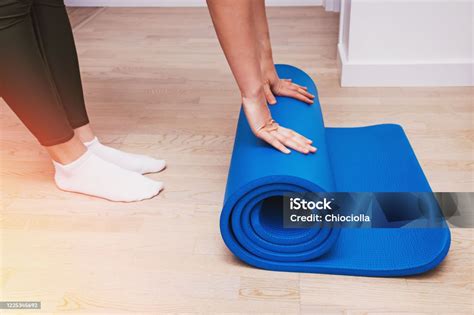 집에서 운동 후 블루 요가 또는 피트니스 매트를 접는 여성의 클로즈업 가정의 방에 대한 스톡 사진 및 기타 이미지 가정의 방 굴리기 맨발 Istock