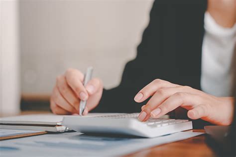 계산기를 사용하여 사무실 비즈니스 아이디어에서 비즈니스 데이터 회계 문서 및 랩톱 컴퓨터를 계산하는 비즈니스 여성 또는 회계사 가계에 대한 스톡 사진 및 기타 이미지