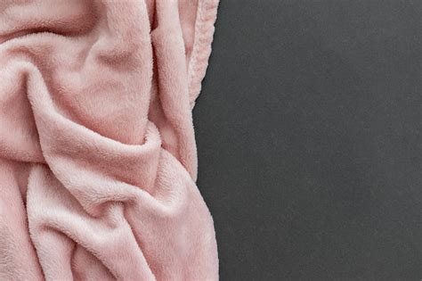 옅은 분홍색 푹신한 직물과 종이 회색 질감 복사 공간이 있는 구겨진 섬유 담요 배경 템플릿 텍스트 가 있는 배너 담요에 대한 스톡 사진 및 기타 이미지 Istock