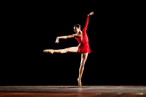 붉은 드레스를 입고 어두운 무대에서 신고전주의 발레를 춤추는 소녀 무대에 대한 스톡 사진 및 기타 이미지 무대 발레 댄서 시합 Istock