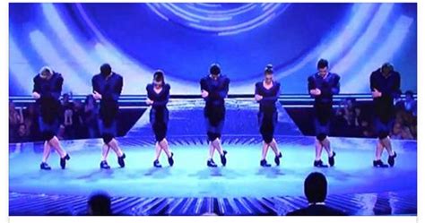 ისინი სცენაზე გამოვიდნენ და დაუჯერებელი ნომერი შეასრულეს მწვრთნელები ფეხზე წამოდგნენ