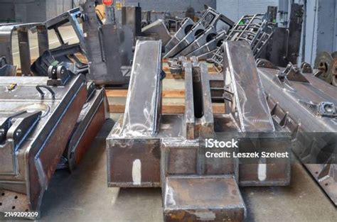 크롤러 도저 및 휠 로더 조립을 위한 용접 부품 준비 구성 요소를 페인팅하기 전에 저장 스테이션 예비 부품 크롤러 불도저 조립