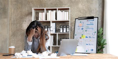 亚洲女性认真思考关注笔记本电脑屏幕上的在线问题解决方案，担心严肃的亚洲女商人专注于解决困难的工作计算机任务高清摄影大图 千库网