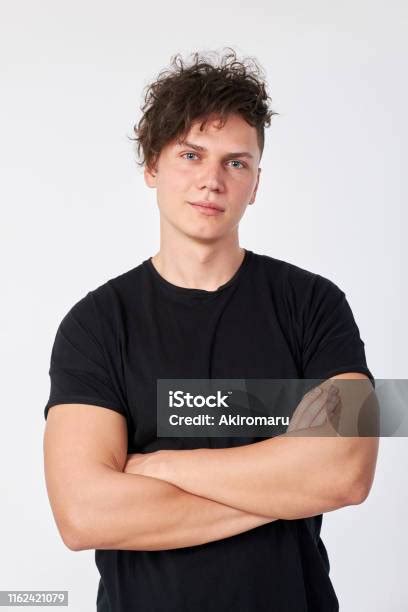스튜디오에서 포즈를 취하고 있는 검은 면 반소매 티셔츠를 입은 잘생긴 젊은 세련된 남자의 초상화 흰색 배경에 스튜디오 촬영 T 셔츠에 대한 스톡 사진 및 기타 이미지