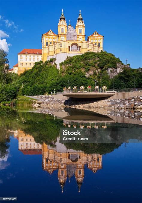 Panorama De La Famosa Iglesia De San Pedro Y Pablo En La Abadía