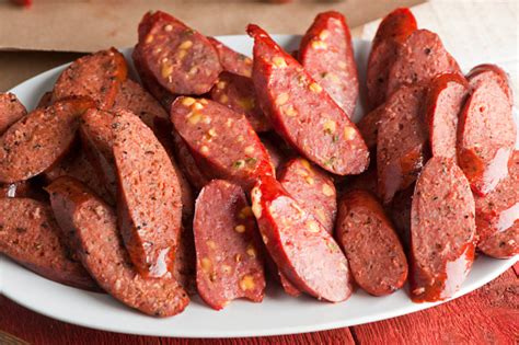 바베 큐 피크닉 바베큐 테이블 확산 쇠고기 양배추 닭고기 돼지 갈비 쇠고기 갈비 맥 앤 치즈 콘브레드 브뤼셀 콩나물 콜레슬로 및 맥주 고전적인 전통 텍사스 바베큐 고기와