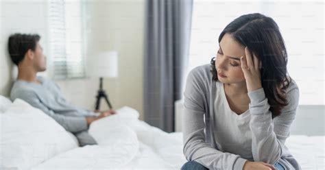 아시아 소녀는 갈등 가정 문제를 가진 화난 남자 친구를 느낍니다 갓 결혼한 남녀는 침실에서 침대에 앉아 다툼 갈등으로 가슴이 아픕니다 가족 문제 분리 개념 사진