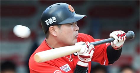 [md포토] 문규현 해커 빠른공에 번트도 쉽지 않아