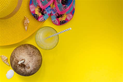 노란색 배경에 해변 액세서리와 코코넛 워터 복사 공간이 있는 상단 보기 0명에 대한 스톡 사진 및 기타 이미지 0명 개념 개인 장식품 Istock