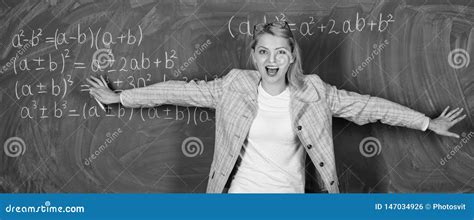 Usted Es Tan Elegante Profesor En La Lecci N De La Escuela En La Pizarra Mujer En Sala De Clase