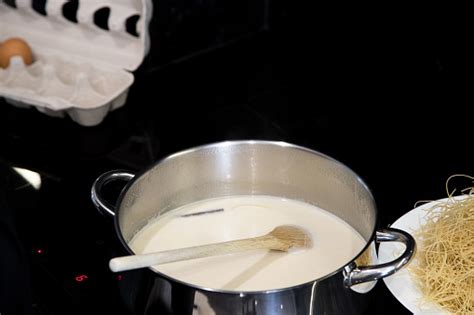 베르 미첼 리 준비 Aletria는 얇은 반죽 우유 레몬 껍질 계피 가루와 스틱 설탕과 달걀 노른자로 만든 포르투갈 요리법의 전형적인 요리입니다 크리스마스 시간에 대단히