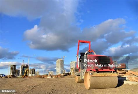 도로 작업 중에 롤러 기계를 포장합니다 포장 작업을위한 건설 현장에서 미니 도로 롤러 0명에 대한 스톡 사진 및 기타 이미지