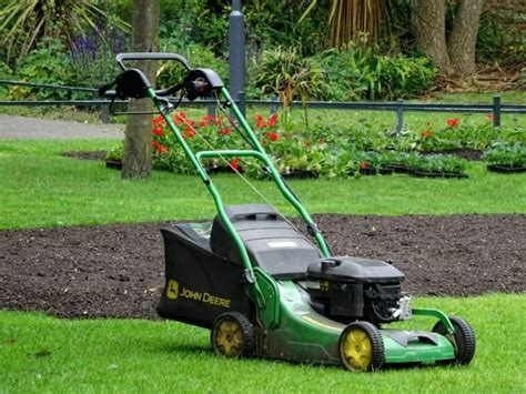 Push Mower vs Self-Propelled: What is the Difference? - Peak Yard