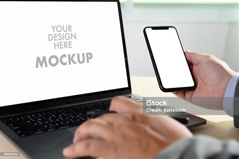 테이블에 빈 화면이있는 노트북 광고 문자 메시지에 대한 빈 복사 공간 화면이있는 노트북 컴퓨터의 작업 공간 배경 새 프로젝트 가정의 방에 대한 스톡 사진 및 기타 이미지