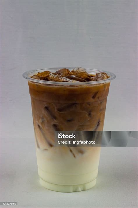 흰색 Bcakground에서 좋아하는 커피의 음료 아이스 드링크조롱 프레젠테이션을 위해 카페 나 레스토랑에서 메뉴를 만들기위한 현실적인 템플릿 일회용 컵에 대한 스톡 사진