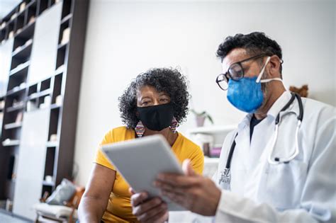 집에서 수석 환자를 방문하는 디지털 태블릿을 사용하는 의사 얼굴 마스크를 착용 의사에 대한 스톡 사진 및 기타 이미지 의사