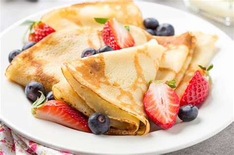 딸기와 블루 베리 잼 연유 맛있는 아침 식사와 얇은 팬케이크 슈로브 타이드 축하 에 대한 러시아어 전통 디저트 프렌치 크레이프 0명에 대한 스톡 사진 및 기타 이미지