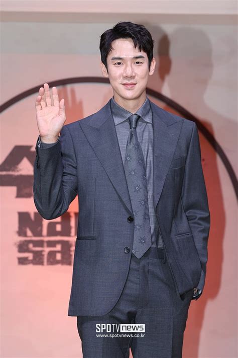 [포토s] 유연석 빠져드는 비주얼 네이트 연예