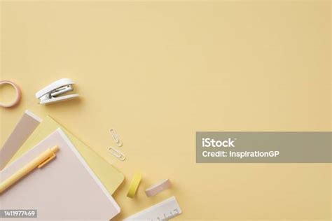 학교 개념으로 돌아 가기 문구 일기 펜 눈금자 클립의 상단보기 사진 미니 스테이플러와 접착 테이프 격리 된 파스텔 노란색 배경에