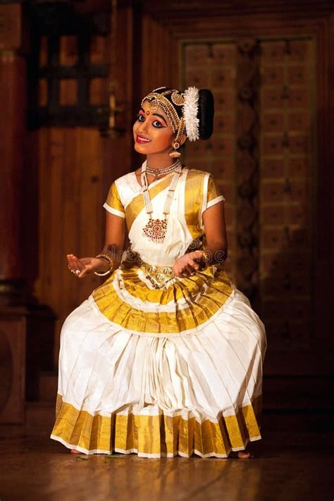 Bella Ragazza Indiana Che Balla Ballo Di Mohinyattam A Cochin Forte