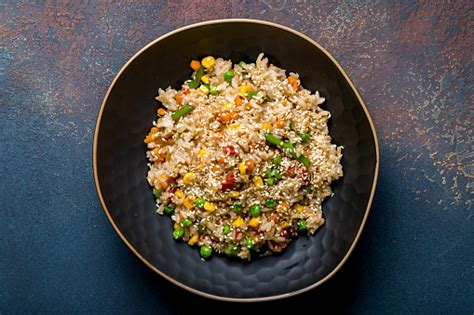 파란색 콘크리트 테이블에 검은 그릇에 야채와 참깨가 든 볶음밥 갈색에 대한 스톡 사진 및 기타 이미지 갈색 바로 위 쌀 주식 Istock