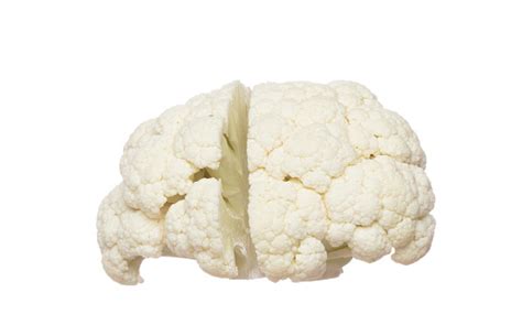 콜리 플라워 플라이 가을 공중 녹색 신선한 야채 콜리 플라워 컷 찹 슬라이스 유기농 신선한 야채 콜리 플라워 질감을 닫습니다 흰색 배경 격리 동결 모션 고속 셔터 0명에