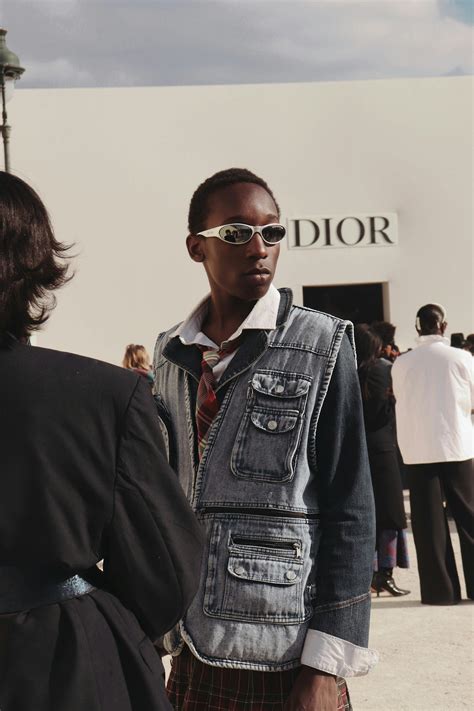 Idf 거리 스타일 거리 패션 그룹 꾸뛰르 남성 남자 데님 도시 스타일 디올 디올 매장 디자이너 럭셔리 런웨이 모델 보여주다 사람 선글라스